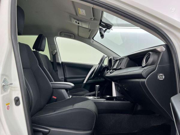 Balts Toyota RAV4 2016 Viļņa, ar dzinēja tilpumu 1.99 L un nobraukumu 122 tūkst. km par 17900 €, foto 6 vietnē AUTOMOTO.COM.LV