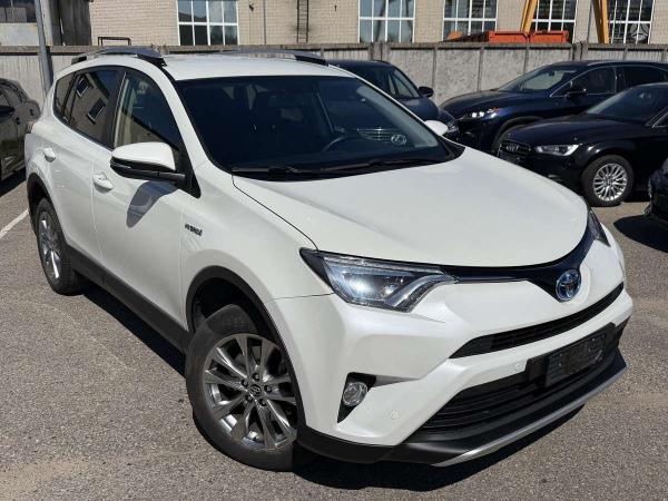 White Toyota RAV4 2016 in Vilnius, with an engine capacity of 2.49 L and mileage of 204 thousand km for 16300 €, photo 6 on AUTOMOTO.COM.LV