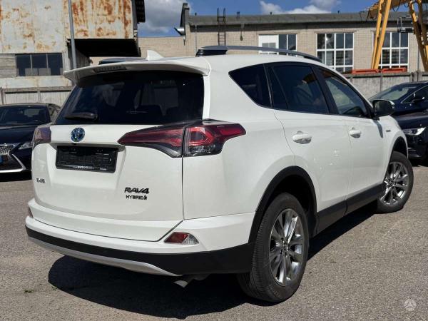 White Toyota RAV4 2016 in Vilnius, with an engine capacity of 2.49 L and mileage of 204 thousand km for 16300 €, photo 8 on AUTOMOTO.COM.LV