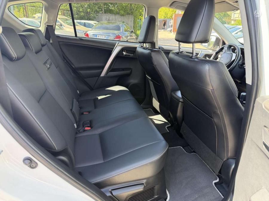 Balts Toyota RAV4 2016 Viļņa, ar dzinēja tilpumu 2.49 L un nobraukumu 204 tūkst. km par 16300 €, foto 17 vietnē AUTOMOTO.COM.LV