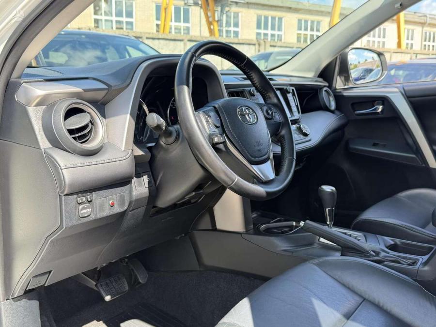 Balts Toyota RAV4 2016 Viļņa, ar dzinēja tilpumu 2.49 L un nobraukumu 204 tūkst. km par 16300 €, foto 24 vietnē AUTOMOTO.COM.LV