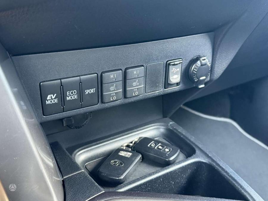 Balts Toyota RAV4 2016 Viļņa, ar dzinēja tilpumu 2.49 L un nobraukumu 204 tūkst. km par 16300 €, foto 25 vietnē AUTOMOTO.COM.LV