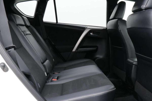White Toyota RAV4 2016 in Vilnius, with an engine capacity of 2.49 L and mileage of 117 thousand km for 19900 €, photo 9 on AUTOMOTO.COM.LV