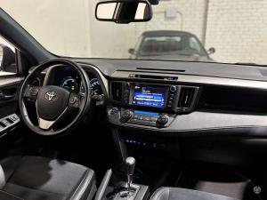 White Toyota RAV4 2016 in Klaipeda, with an engine capacity of 2.49 L and mileage of 154 thousand km for 16900 €, photo 3 on AUTOMOTO.COM.LV