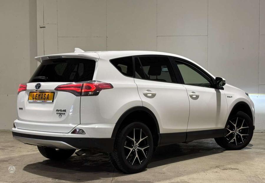White Toyota RAV4 2016 in Klaipeda, with an engine capacity of 2.49 L and mileage of 154 thousand km for 16900 €, photo 4 on AUTOMOTO.COM.LV