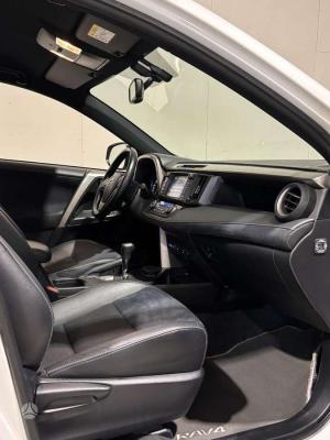 White Toyota RAV4 2016 in Klaipeda, with an engine capacity of 2.49 L and mileage of 154 thousand km for 16900 €, photo 7 on AUTOMOTO.COM.LV