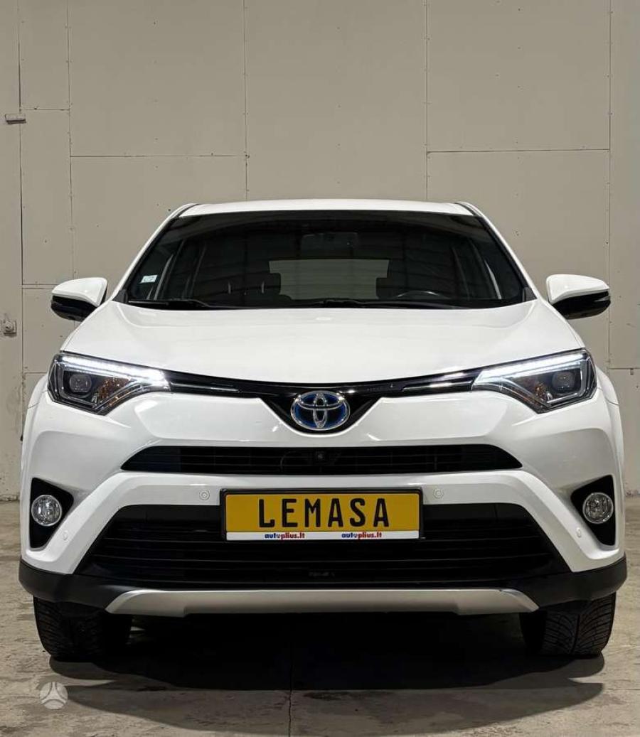 White Toyota RAV4 2016 in Klaipeda, with an engine capacity of 2.49 L and mileage of 154 thousand km for 16900 €, photo 8 on AUTOMOTO.COM.LV