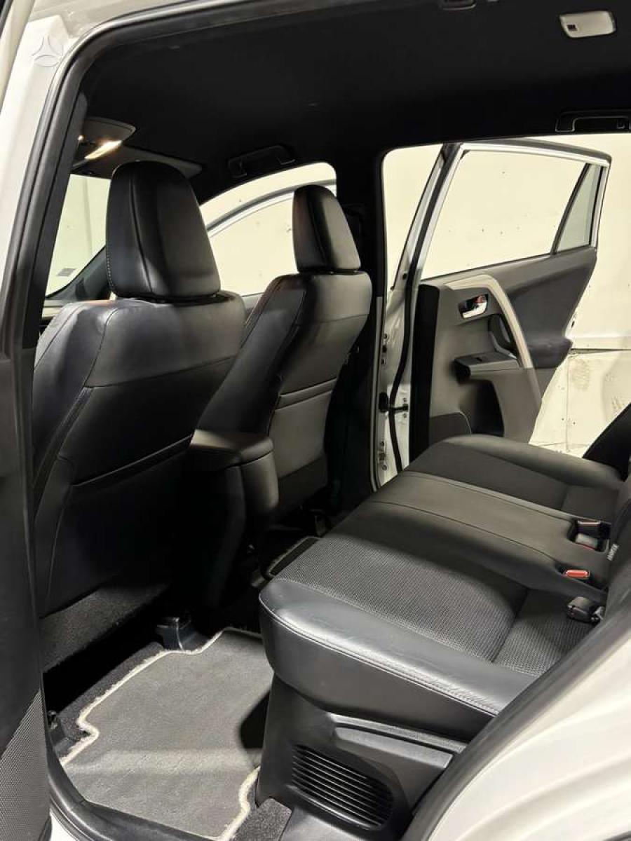 White Toyota RAV4 2016 in Klaipeda, with an engine capacity of 2.49 L and mileage of 154 thousand km for 16900 €, photo 9 on AUTOMOTO.COM.LV