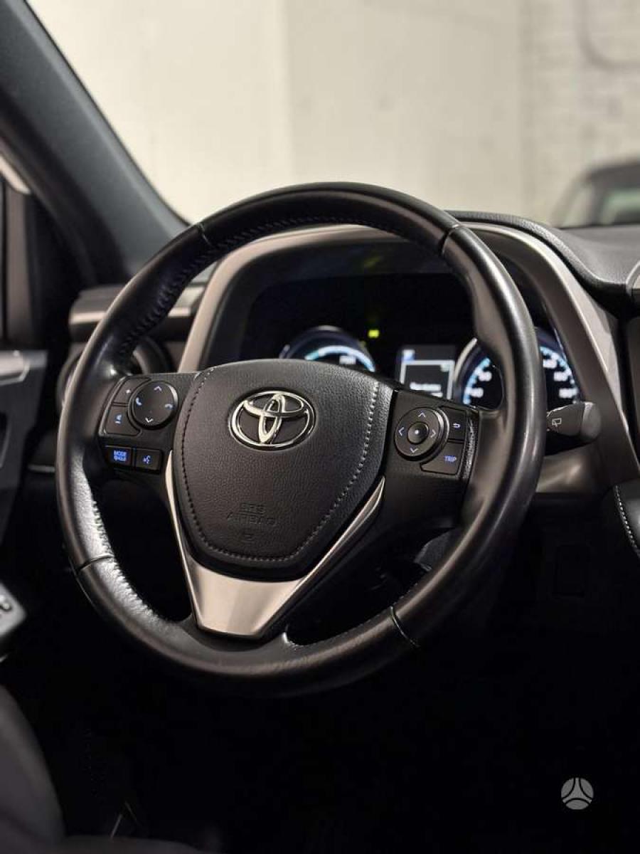 White Toyota RAV4 2016 in Klaipeda, with an engine capacity of 2.49 L and mileage of 154 thousand km for 16900 €, photo 17 on AUTOMOTO.COM.LV