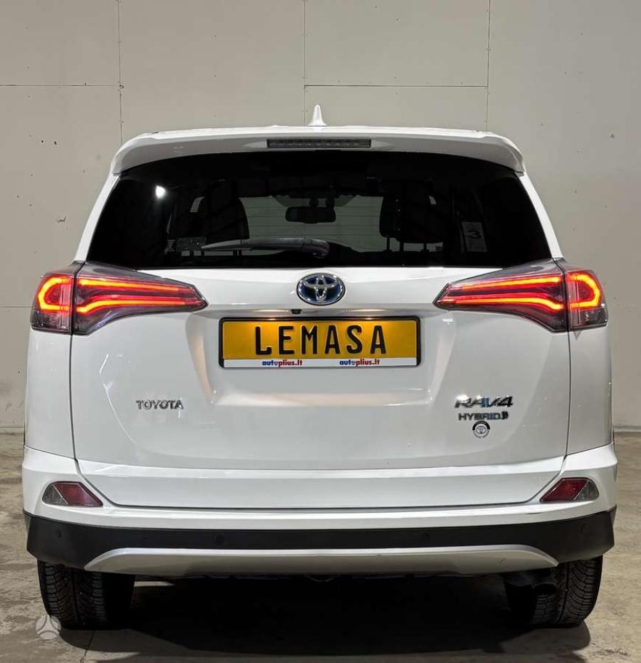 White Toyota RAV4 2016 in Klaipeda, with an engine capacity of 2.49 L and mileage of 154 thousand km for 16900 €, photo 19 on AUTOMOTO.COM.LV