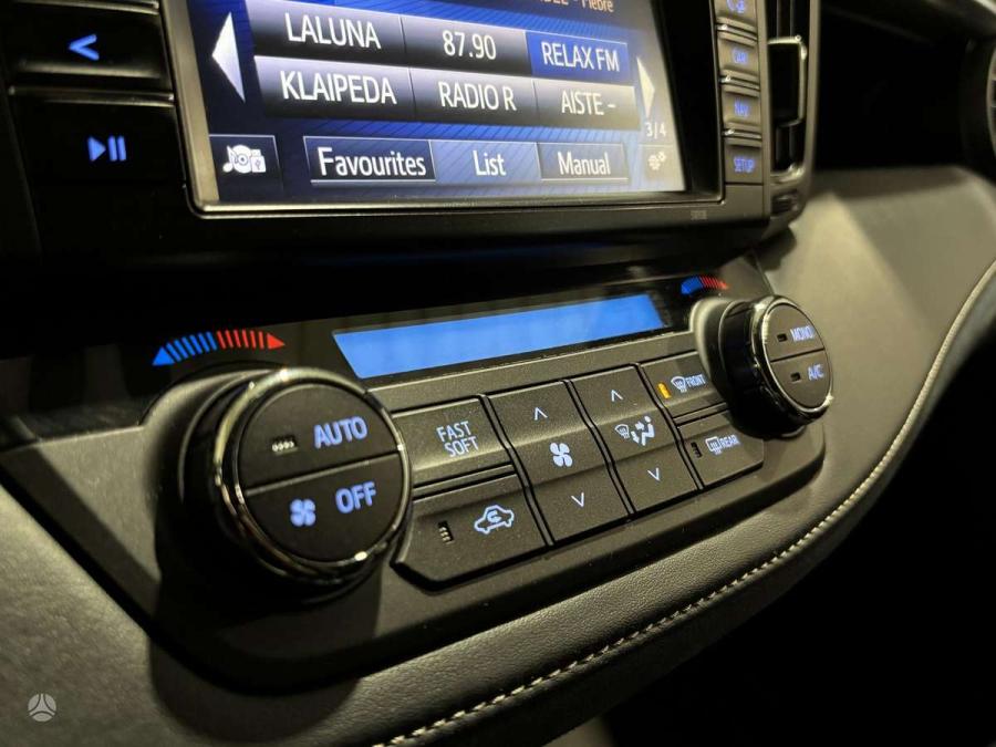 White Toyota RAV4 2016 in Klaipeda, with an engine capacity of 2.49 L and mileage of 154 thousand km for 16900 €, photo 27 on AUTOMOTO.COM.LV