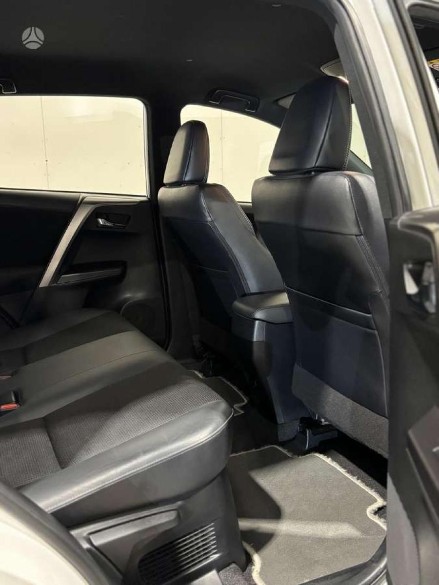 White Toyota RAV4 2016 in Klaipeda, with an engine capacity of 2.49 L and mileage of 154 thousand km for 16900 €, photo 44 on AUTOMOTO.COM.LV