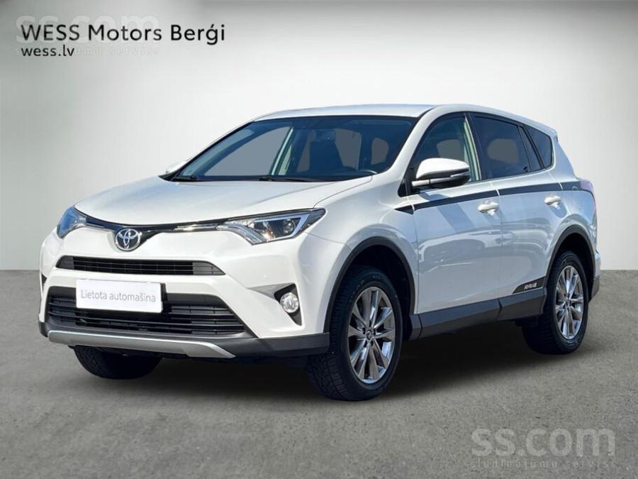 White Toyota RAV4 2016 in Riga, with an engine capacity of 2.00 L and mileage of 286 thousand km for 13990 €, photo 1 on AUTOMOTO.COM.LV