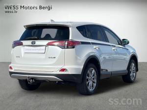 White Toyota RAV4 2016 in Riga, with an engine capacity of 2.00 L and mileage of 286 thousand km for 13990 €, photo 3 on AUTOMOTO.COM.LV