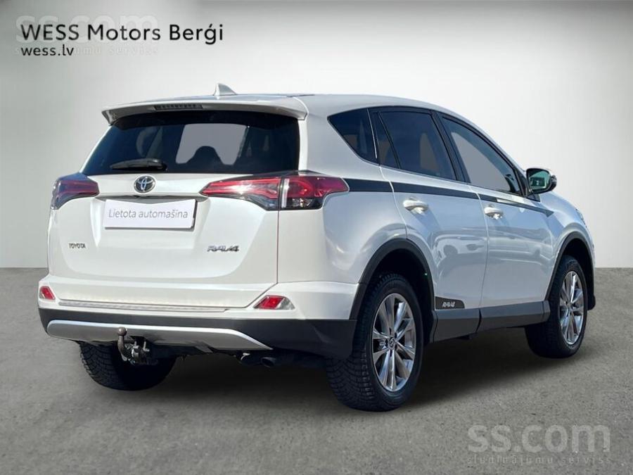 White Toyota RAV4 2016 in Riga, with an engine capacity of 2.00 L and mileage of 286 thousand km for 13990 €, photo 3 on AUTOMOTO.COM.LV