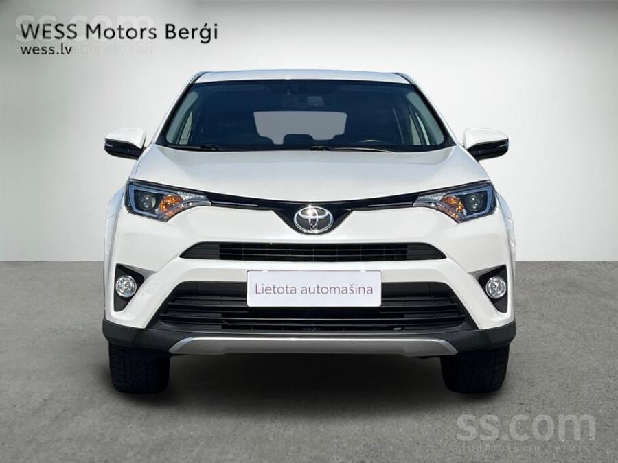 White Toyota RAV4 2016 in Riga, with an engine capacity of 2.00 L and mileage of 286 thousand km for 13990 €, photo 6 on AUTOMOTO.COM.LV