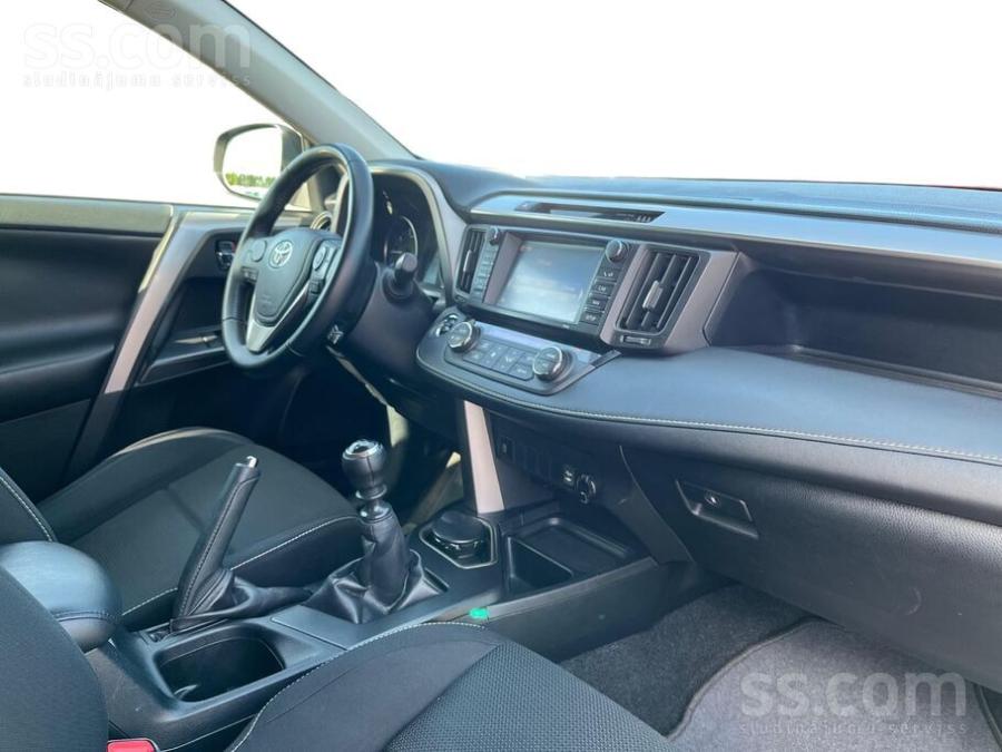 White Toyota RAV4 2016 in Riga, with an engine capacity of 2.00 L and mileage of 286 thousand km for 13990 €, photo 7 on AUTOMOTO.COM.LV