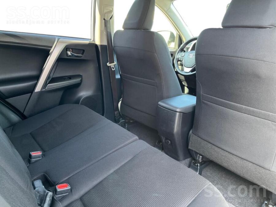 White Toyota RAV4 2016 in Riga, with an engine capacity of 2.00 L and mileage of 286 thousand km for 13990 €, photo 8 on AUTOMOTO.COM.LV