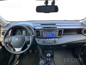 White Toyota RAV4 2016 in Riga, with an engine capacity of 2.00 L and mileage of 286 thousand km for 13990 €, photo 9 on AUTOMOTO.COM.LV