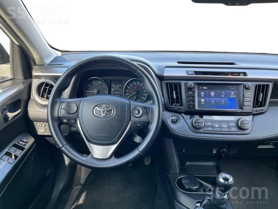 White Toyota RAV4 2016 in Riga, with an engine capacity of 2.00 L and mileage of 286 thousand km for 13990 €, photo 10 on AUTOMOTO.COM.LV