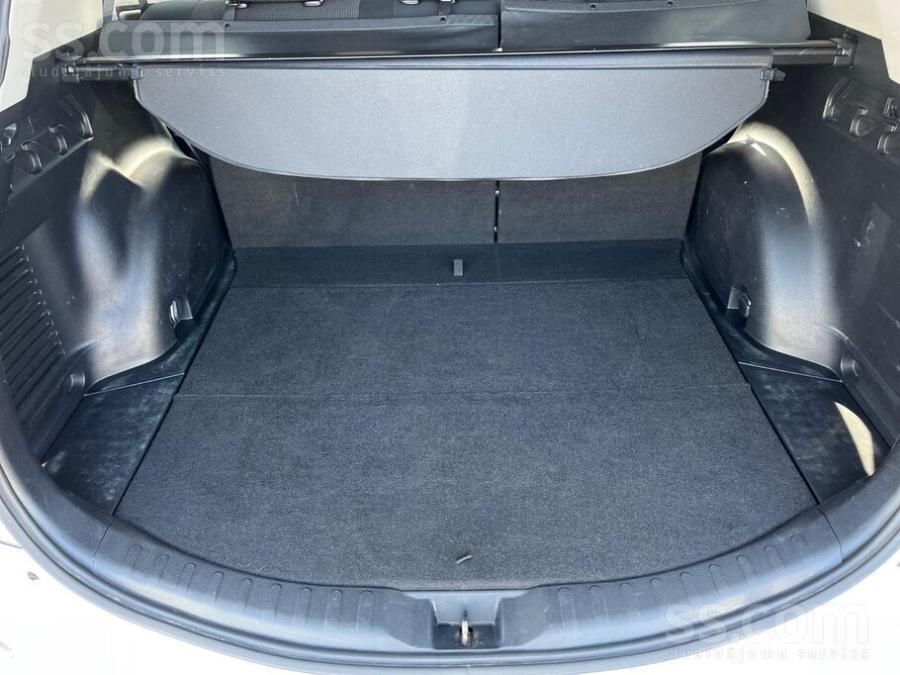 White Toyota RAV4 2016 in Riga, with an engine capacity of 2.00 L and mileage of 286 thousand km for 13990 €, photo 11 on AUTOMOTO.COM.LV