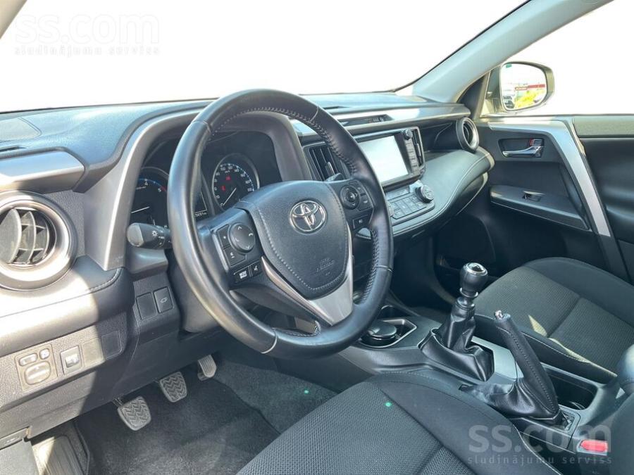 White Toyota RAV4 2016 in Riga, with an engine capacity of 2.00 L and mileage of 286 thousand km for 13990 €, photo 12 on AUTOMOTO.COM.LV