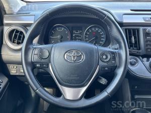 White Toyota RAV4 2016 in Riga, with an engine capacity of 2.00 L and mileage of 286 thousand km for 13990 €, photo 13 on AUTOMOTO.COM.LV