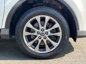 White Toyota RAV4 2016 in Riga, with an engine capacity of 2.00 L and mileage of 286 thousand km for 13990 €, photo 22 on AUTOMOTO.COM.LV