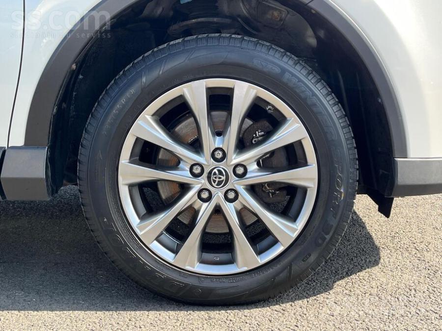 White Toyota RAV4 2016 in Riga, with an engine capacity of 2.00 L and mileage of 286 thousand km for 13990 €, photo 22 on AUTOMOTO.COM.LV