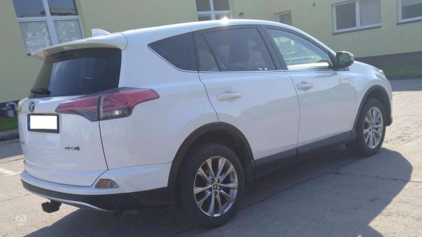 White Toyota RAV4 2016 in Vilnius, with an engine capacity of 2.00 L and mileage of 196 thousand km for 10500 €, photo 3 on AUTOMOTO.COM.LV