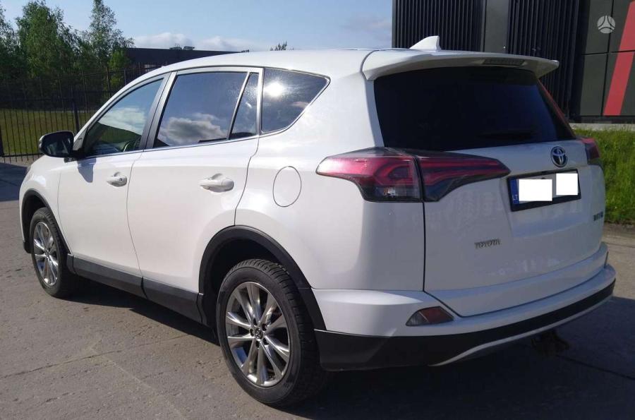 White Toyota RAV4 2016 in Vilnius, with an engine capacity of 2.00 L and mileage of 196 thousand km for 10500 €, photo 5 on AUTOMOTO.COM.LV