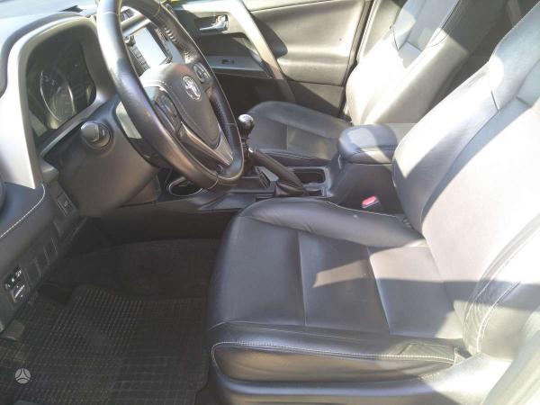 White Toyota RAV4 2016 in Vilnius, with an engine capacity of 2.00 L and mileage of 196 thousand km for 10500 €, photo 6 on AUTOMOTO.COM.LV
