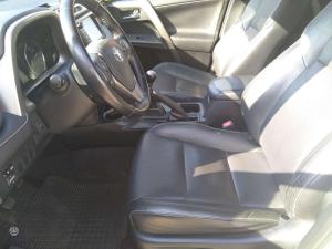 White Toyota RAV4 2016 in Vilnius, with an engine capacity of 2.00 L and mileage of 196 thousand km for 10500 €, photo 6 on AUTOMOTO.COM.LV