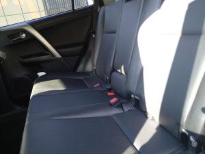 White Toyota RAV4 2016 in Vilnius, with an engine capacity of 2.00 L and mileage of 196 thousand km for 10500 €, photo 7 on AUTOMOTO.COM.LV