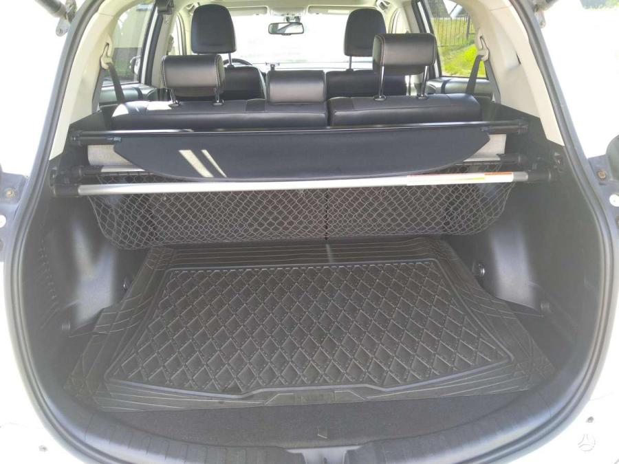 White Toyota RAV4 2016 in Vilnius, with an engine capacity of 2.00 L and mileage of 196 thousand km for 10500 €, photo 8 on AUTOMOTO.COM.LV