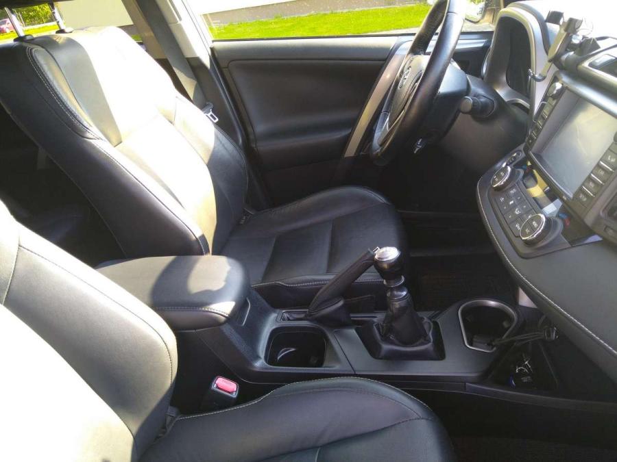 White Toyota RAV4 2016 in Vilnius, with an engine capacity of 2.00 L and mileage of 196 thousand km for 10500 €, photo 9 on AUTOMOTO.COM.LV