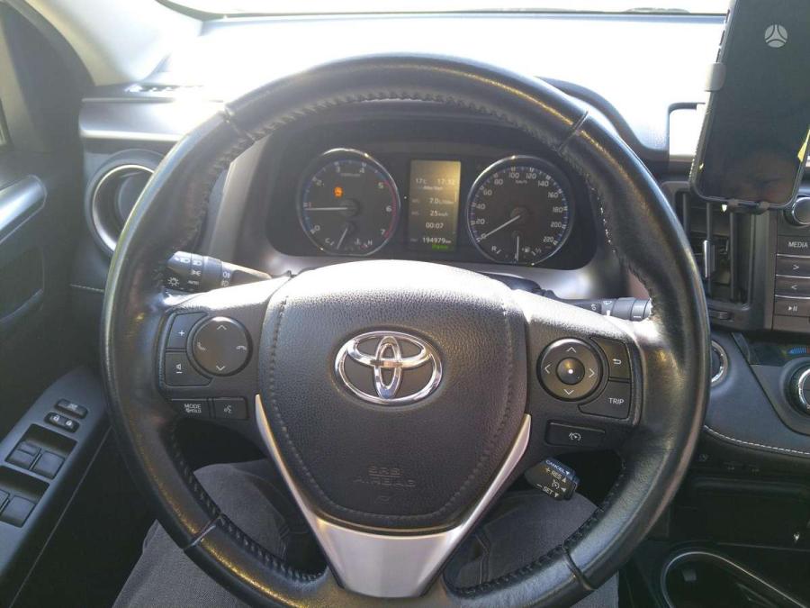 White Toyota RAV4 2016 in Vilnius, with an engine capacity of 2.00 L and mileage of 196 thousand km for 10500 €, photo 11 on AUTOMOTO.COM.LV