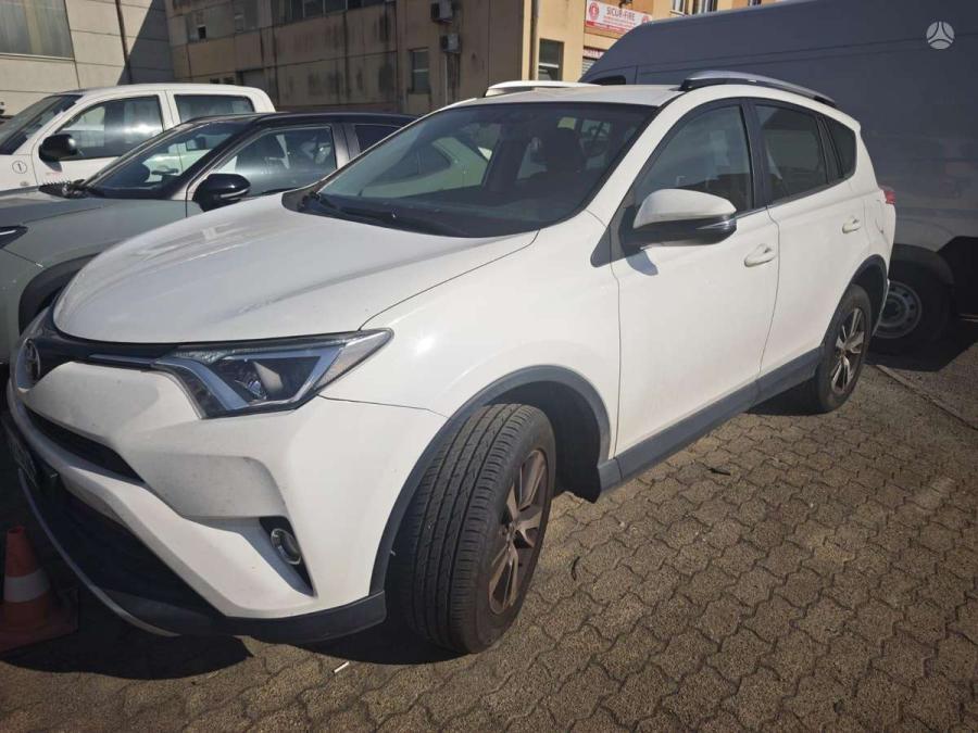 White Toyota RAV4 2016 in Siauliai, with an engine capacity of 2.00 L and mileage of 214 thousand km for 9700 €, photo 1 on AUTOMOTO.COM.LV