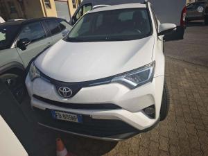 White Toyota RAV4 2016 in Siauliai, with an engine capacity of 2.00 L and mileage of 214 thousand km for 9700 €, photo 3 on AUTOMOTO.COM.LV