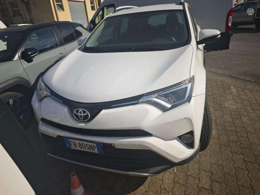 White Toyota RAV4 2016 in Siauliai, with an engine capacity of 2.00 L and mileage of 214 thousand km for 9700 €, photo 3 on AUTOMOTO.COM.LV