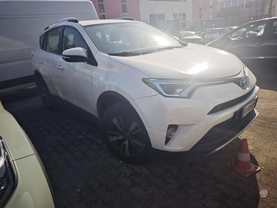 White Toyota RAV4 2016 in Siauliai, with an engine capacity of 2.00 L and mileage of 214 thousand km for 9700 €, photo 4 on AUTOMOTO.COM.LV