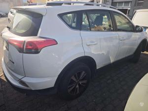 White Toyota RAV4 2016 in Siauliai, with an engine capacity of 2.00 L and mileage of 214 thousand km for 9700 €, photo 5 on AUTOMOTO.COM.LV
