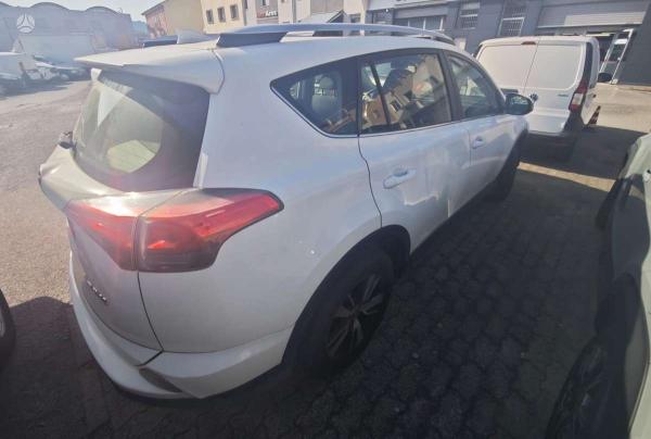 White Toyota RAV4 2016 in Siauliai, with an engine capacity of 2.00 L and mileage of 214 thousand km for 9700 €, photo 6 on AUTOMOTO.COM.LV