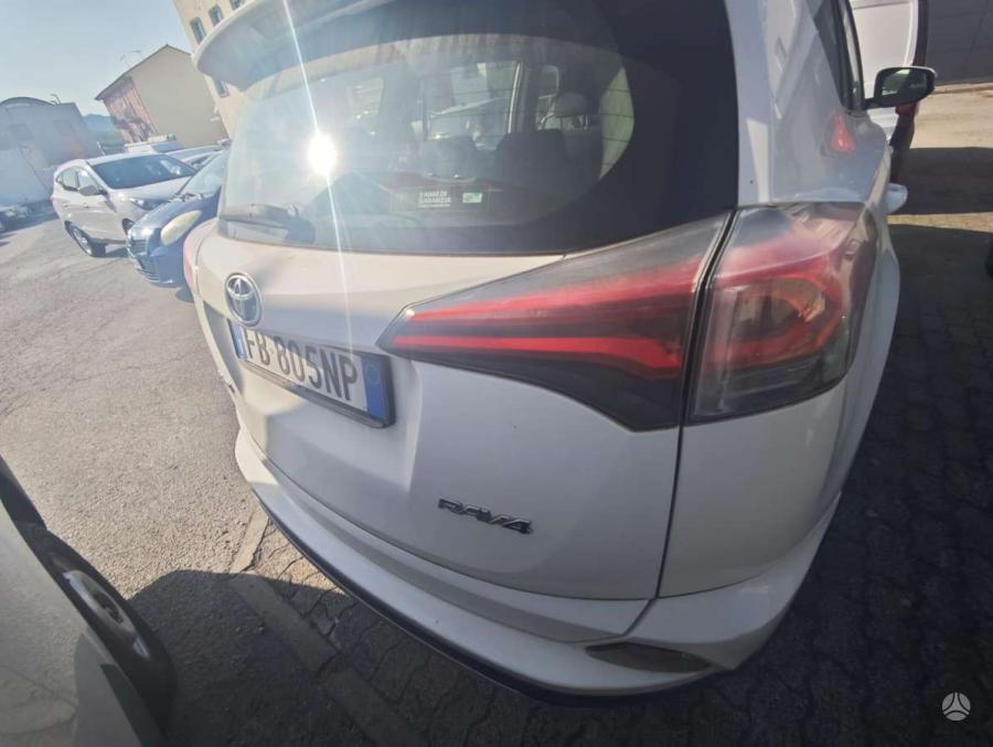 White Toyota RAV4 2016 in Siauliai, with an engine capacity of 2.00 L and mileage of 214 thousand km for 9700 €, photo 7 on AUTOMOTO.COM.LV