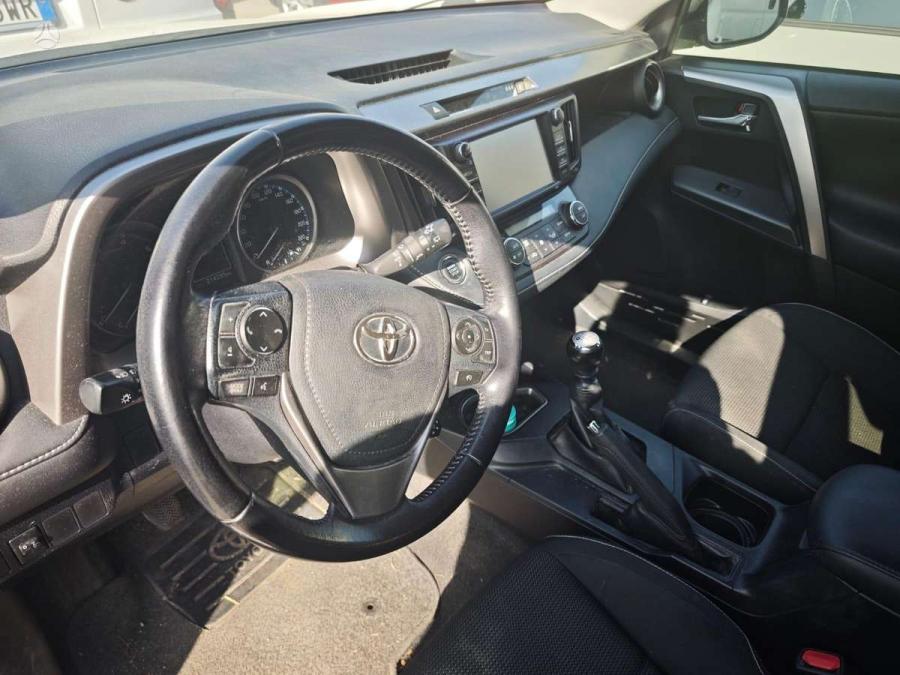 White Toyota RAV4 2016 in Siauliai, with an engine capacity of 2.00 L and mileage of 214 thousand km for 9700 €, photo 10 on AUTOMOTO.COM.LV