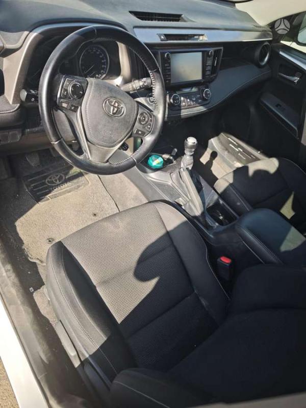 White Toyota RAV4 2016 in Siauliai, with an engine capacity of 2.00 L and mileage of 214 thousand km for 9700 €, photo 11 on AUTOMOTO.COM.LV