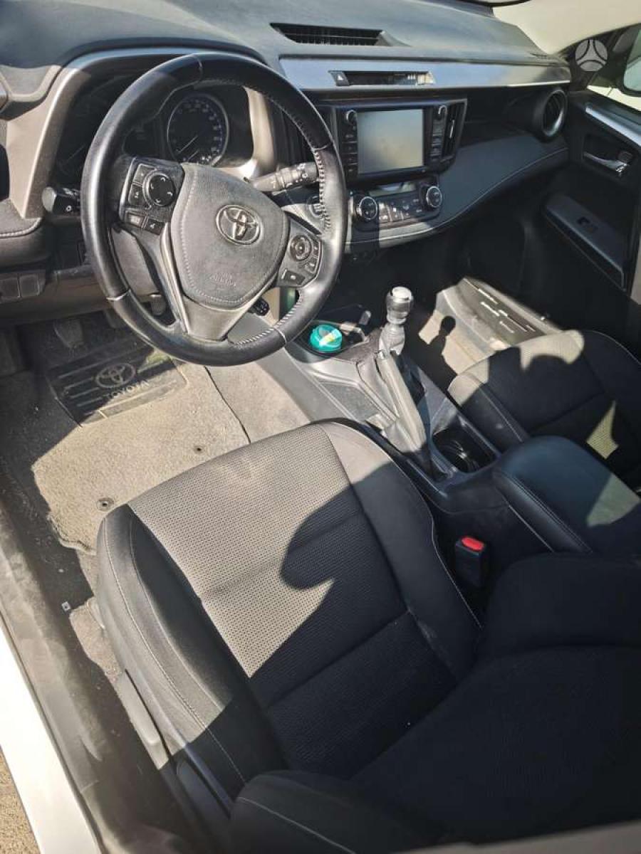 White Toyota RAV4 2016 in Siauliai, with an engine capacity of 2.00 L and mileage of 214 thousand km for 9700 €, photo 11 on AUTOMOTO.COM.LV