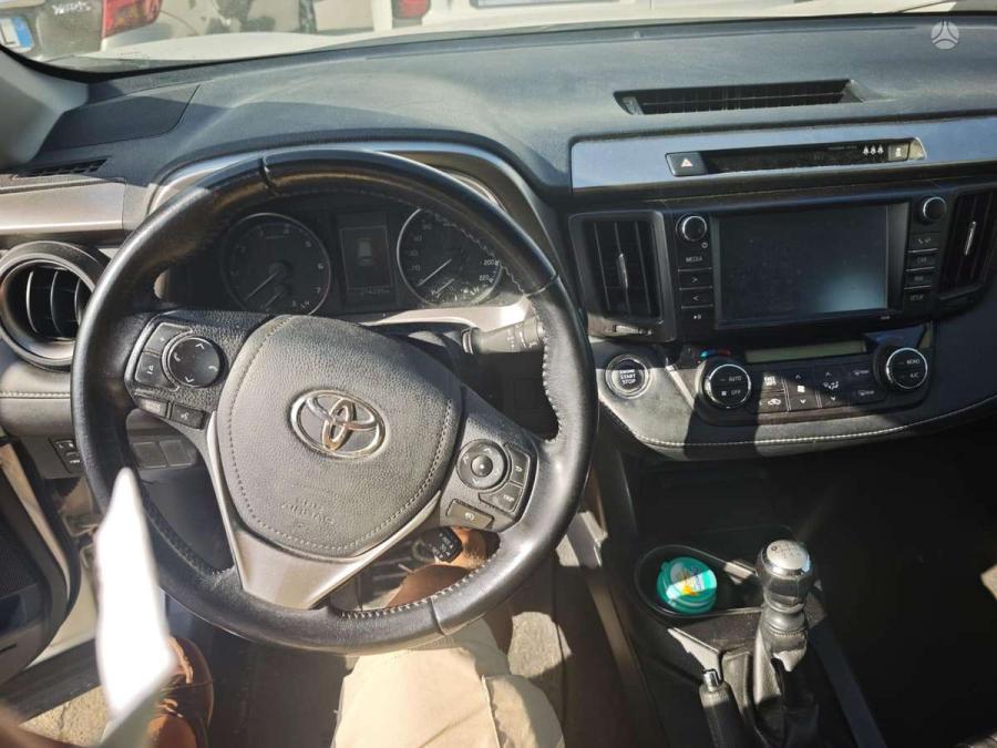 White Toyota RAV4 2016 in Siauliai, with an engine capacity of 2.00 L and mileage of 214 thousand km for 9700 €, photo 12 on AUTOMOTO.COM.LV
