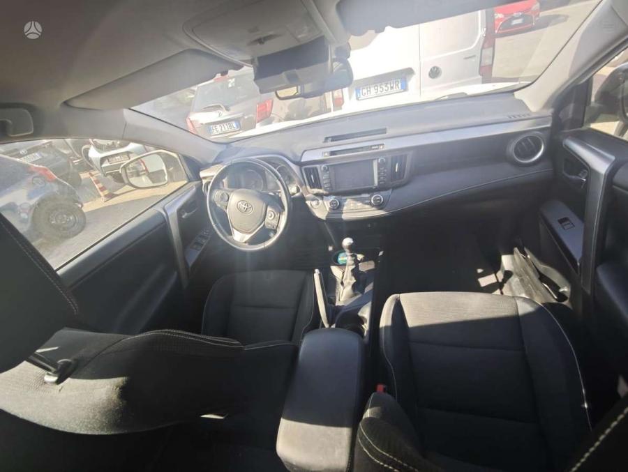 White Toyota RAV4 2016 in Siauliai, with an engine capacity of 2.00 L and mileage of 214 thousand km for 9700 €, photo 13 on AUTOMOTO.COM.LV