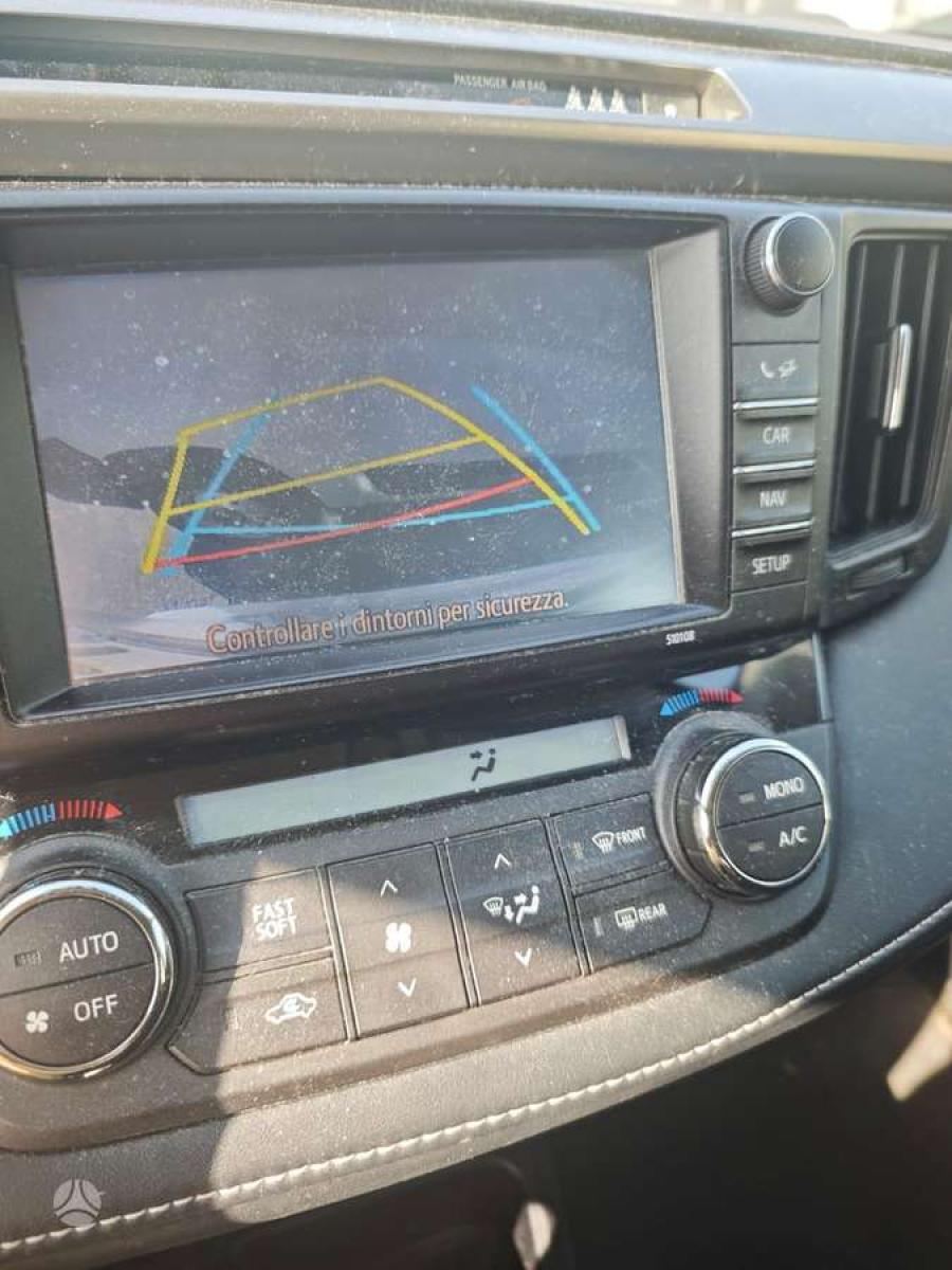 White Toyota RAV4 2016 in Siauliai, with an engine capacity of 2.00 L and mileage of 214 thousand km for 9700 €, photo 15 on AUTOMOTO.COM.LV